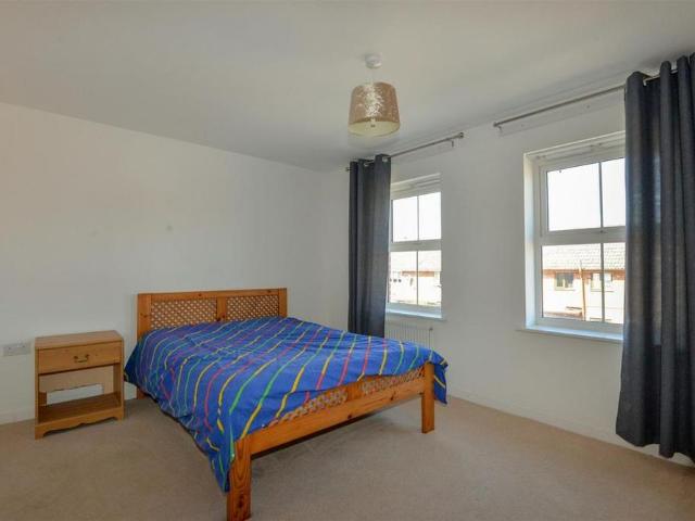 4 bedroom end of terrace house to rent