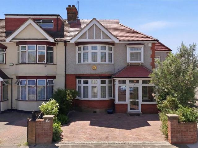 4 bedroom end of terrace house to rent