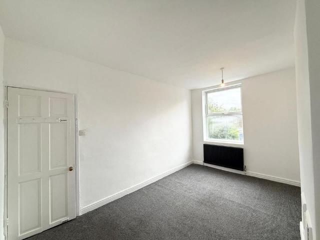 4 bedroom end of terrace house to rent