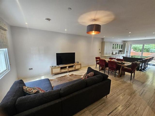 4 bedroom end of terrace house to rent
