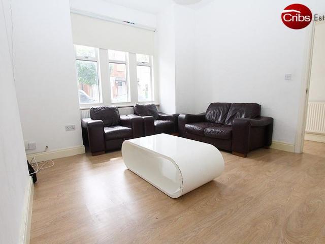 4 bedroom end of terrace house to rent