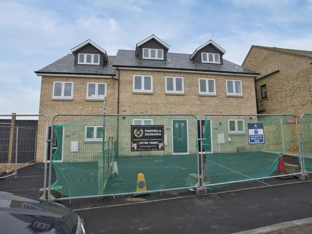 4 bedroom end of terrace house to rent