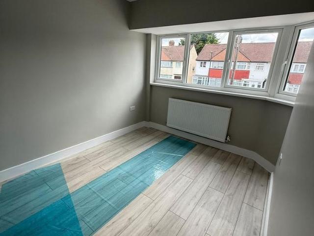 4 bedroom end of terrace house to rent