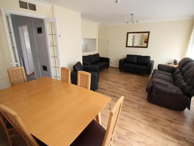 4 bedroom end of terrace house to rent