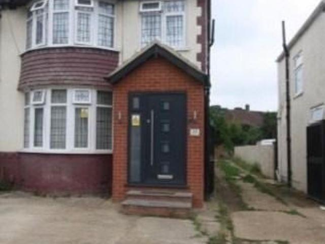 4 bedroom end of terrace house to rent