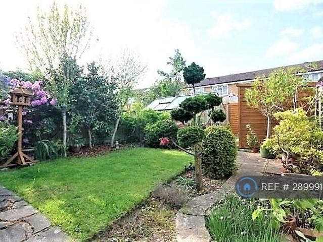 4 bedroom end of terrace house to rent