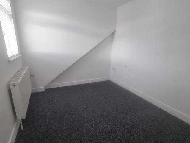 4 bedroom end of terrace house to rent