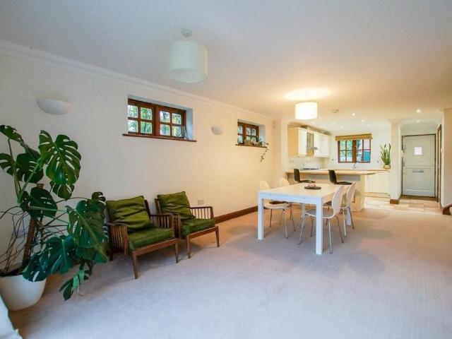 4 bedroom end of terrace house to rent