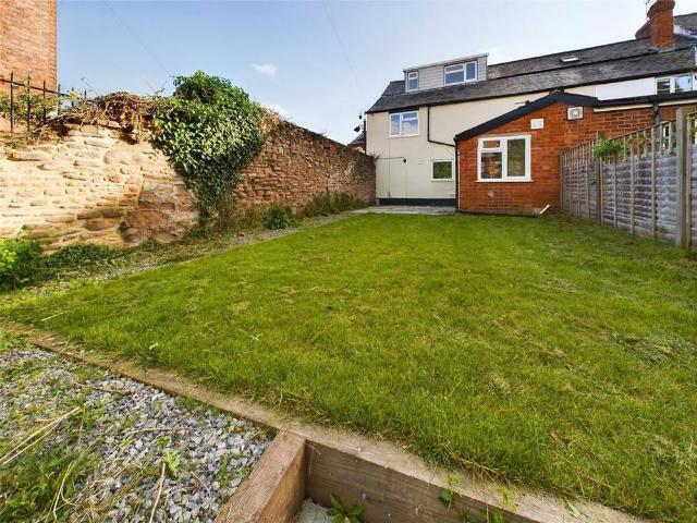 4 bedroom end of terrace house to rent