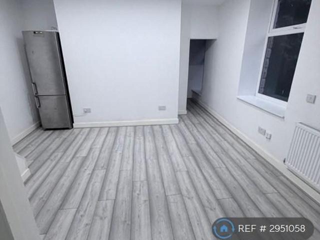 4 bedroom end of terrace house to rent