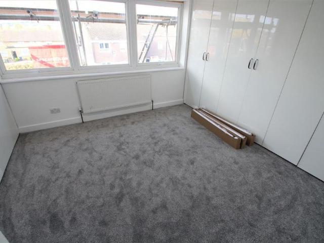 4 bedroom end of terrace house to rent