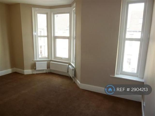 4 bedroom end of terrace house to rent
