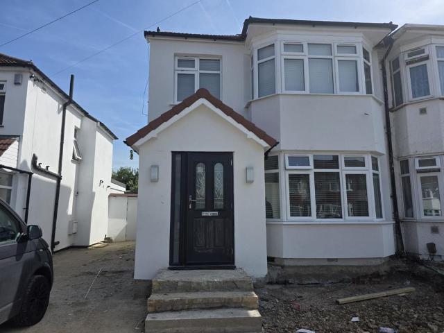 4 bedroom end of terrace house to rent
