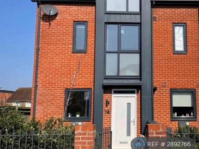 4 bedroom end of terrace house to rent