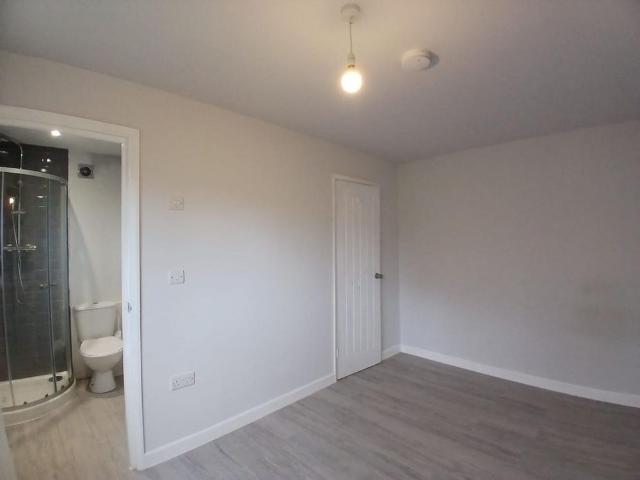 4 bedroom end of terrace house to rent