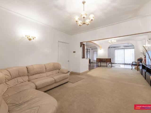 4 bedroom end of terrace house to rent