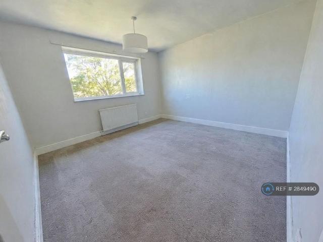 4 bedroom end of terrace house to rent