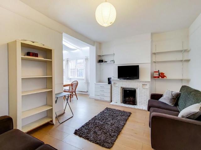 4 bedroom end of terrace house to rent