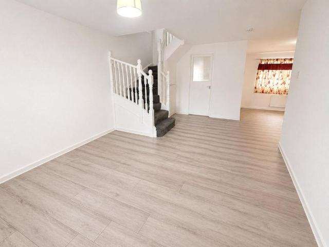 4 bedroom end of terrace house to rent