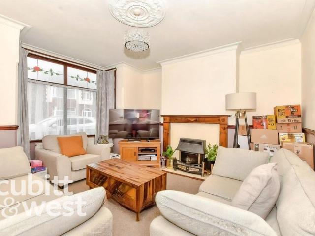 4 bedroom end of terrace house to rent