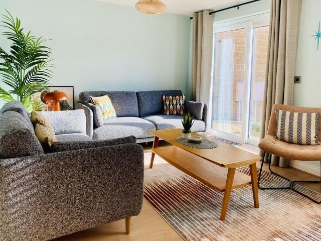 4 bedroom end of terrace house to rent