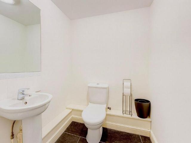 4 bedroom end of terrace house to rent