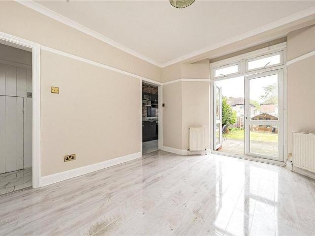4 bedroom end of terrace house to rent