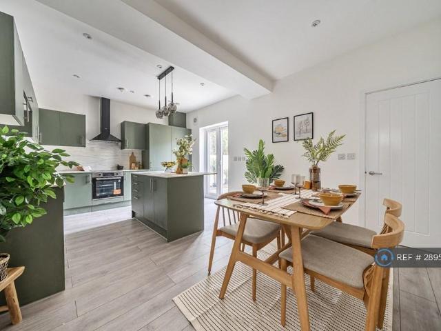 4 bedroom end of terrace house to rent