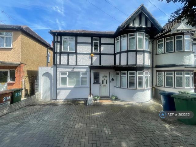 4 bedroom end of terrace house to rent