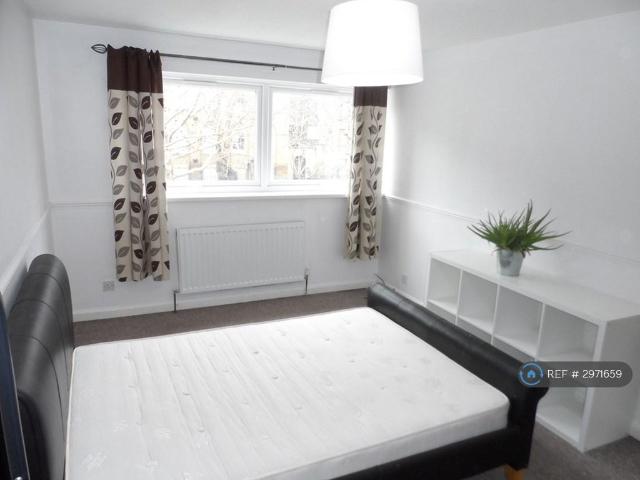 4 bedroom end of terrace house to rent
