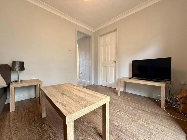 4 bedroom end of terrace house to rent