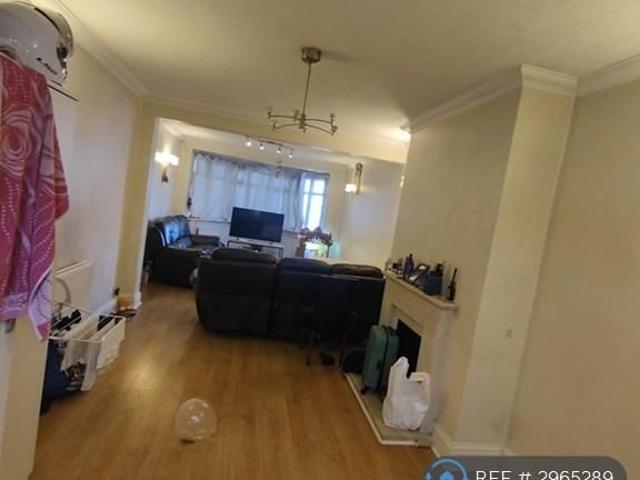 4 bedroom end of terrace house to rent