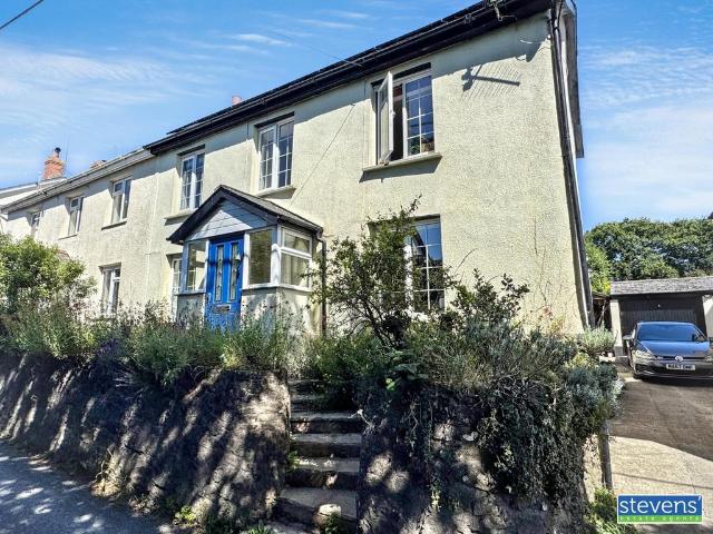 4 bedroom end of terrace house to rent