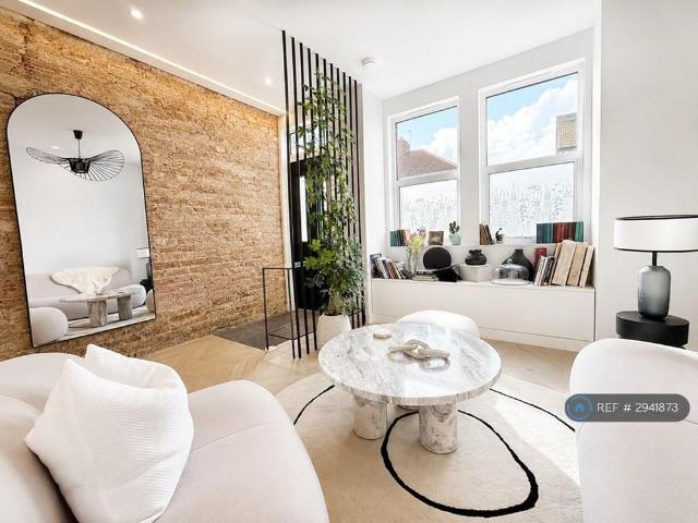 4 bedroom end of terrace house to rent