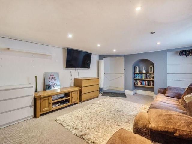 4 bedroom end of terrace house to rent