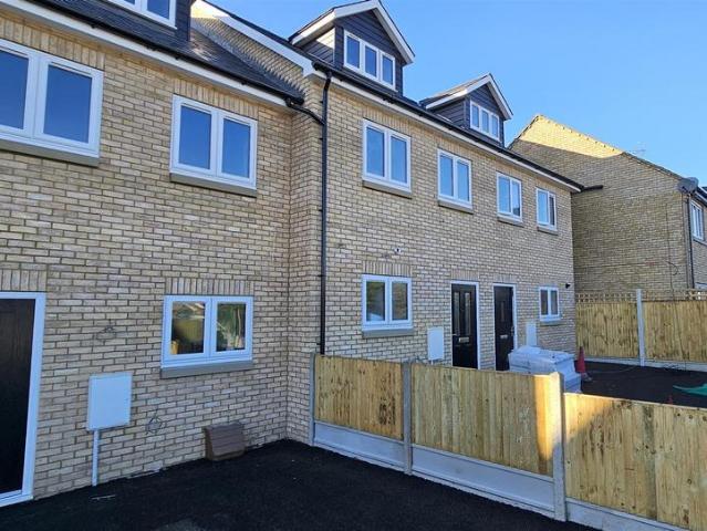 4 bedroom end of terrace house to rent