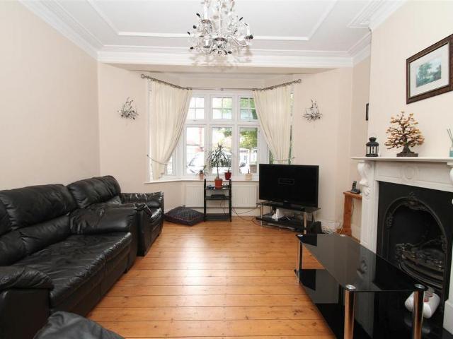 4 bedroom end of terrace house to rent