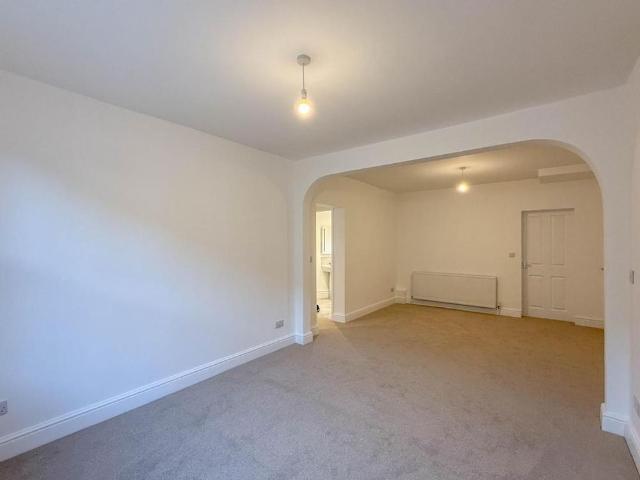 4 bedroom end of terrace house to rent