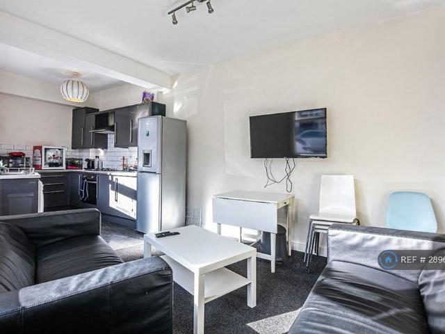 4 bedroom end of terrace house to rent