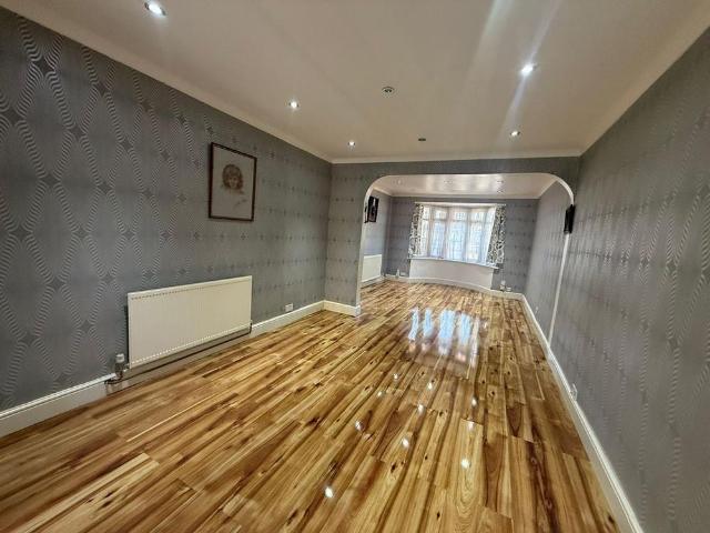 4 bedroom end of terrace house to rent
