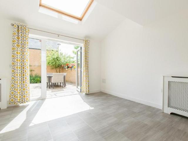 4 bedroom end of terrace house to rent