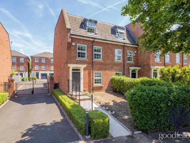 4 bedroom end of terrace house to rent