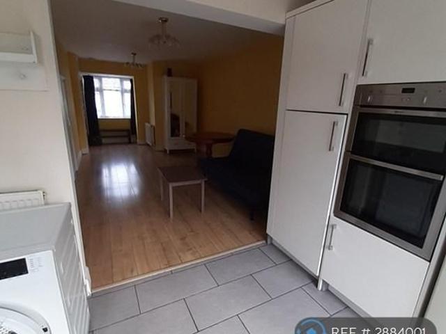 4 bedroom end of terrace house to rent