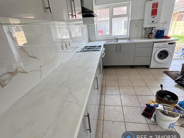 4 bedroom end of terrace house to rent