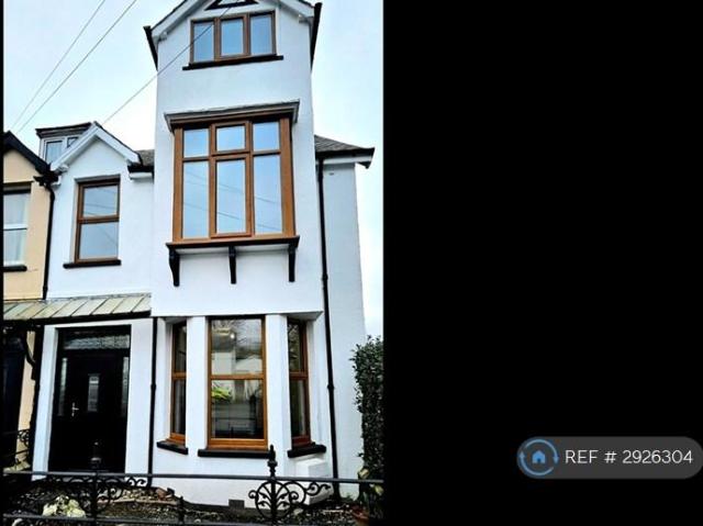 4 bedroom end of terrace house to rent