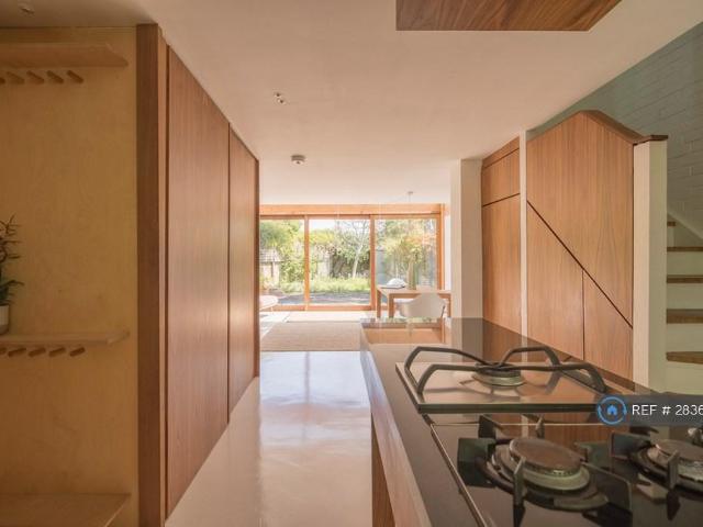 4 bedroom end of terrace house to rent