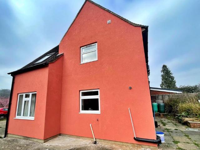 4 bedroom end of terrace house to rent