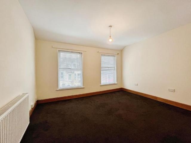 4 bedroom end of terrace house to rent
