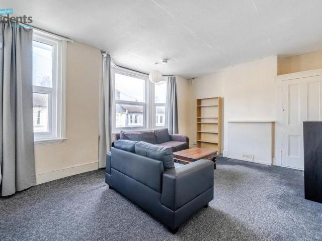 4 bedroom end of terrace house to rent