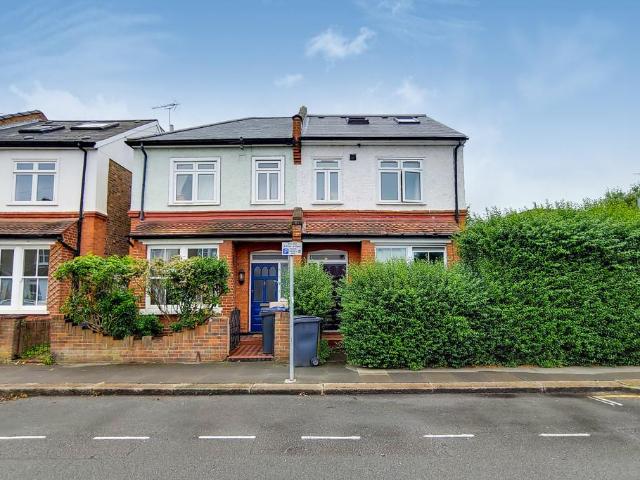 4 bedroom end of terrace house to rent